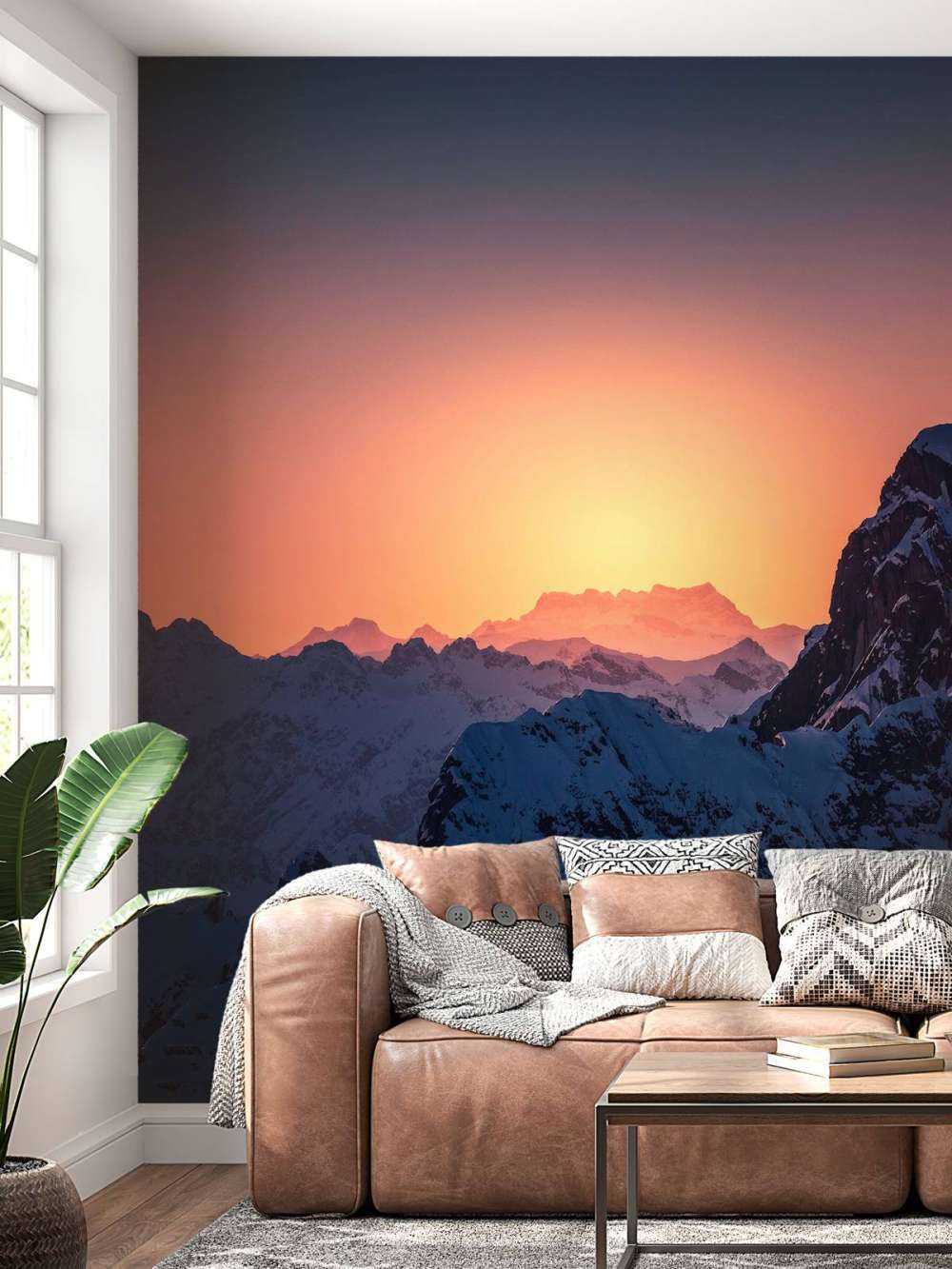 Fotobehang - Besneeuwde bergtop bij vurige zonsopkomst - Fotobehang