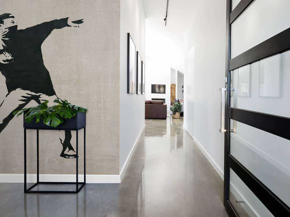 Fotobehang - Banksy - Flower thrower, soft concrete - Fotobehang