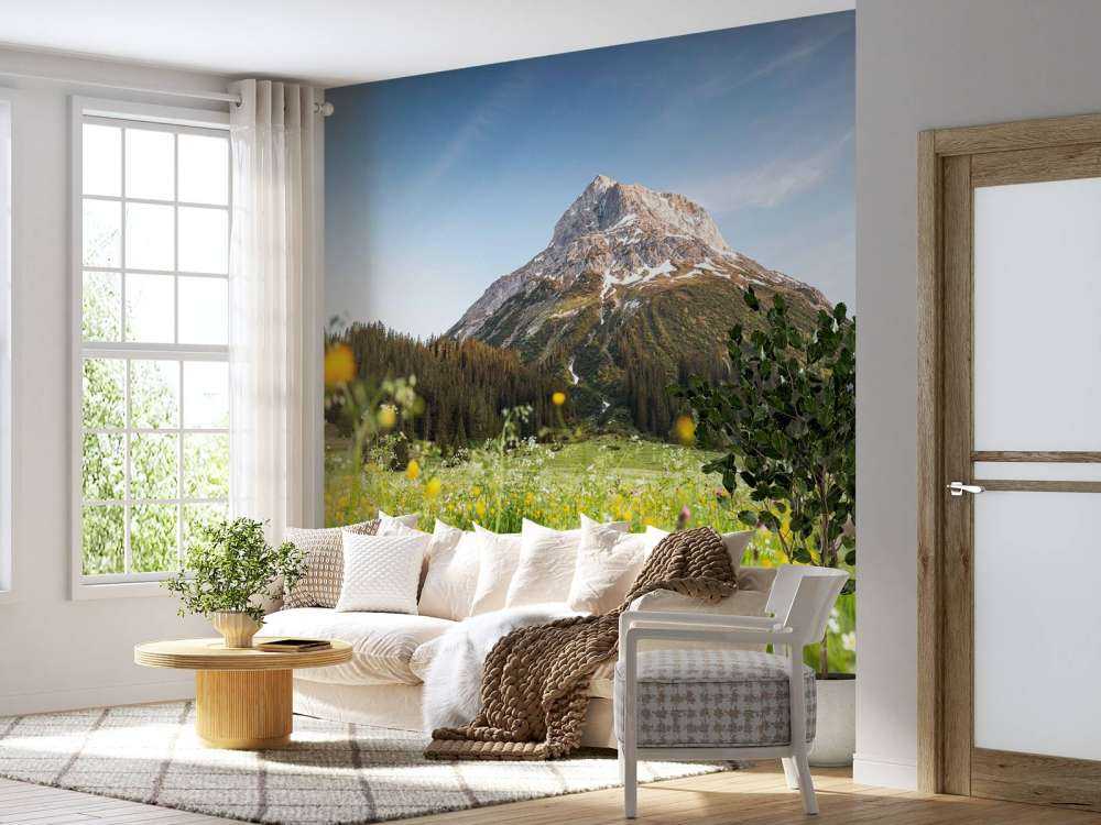 Fotobehang - Bergtop boven bloemenweide - Fotobehang