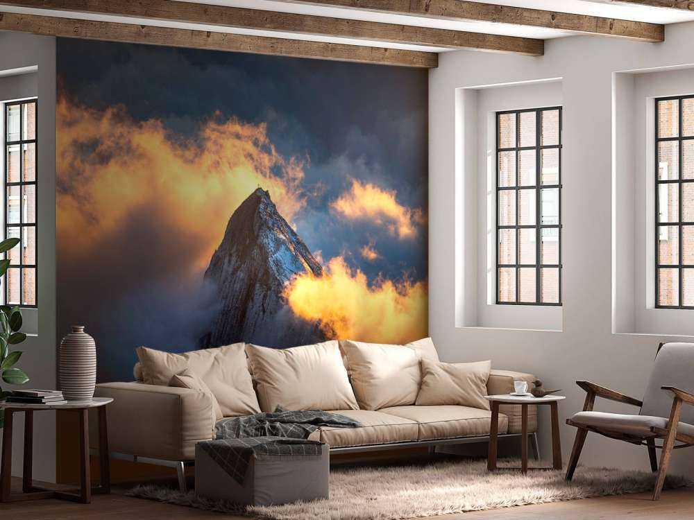 Fotobehang - Bergtop in vurige wolkenzee - Fotobehang