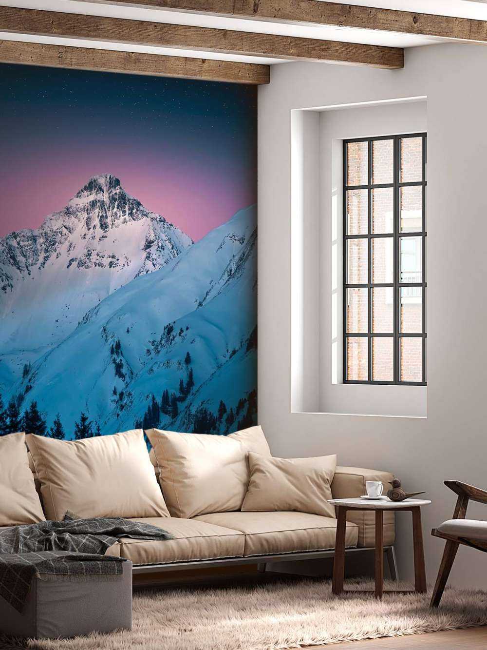 Fotobehang - Besneeuwde bergtop bij sterrennacht - Fotobehang