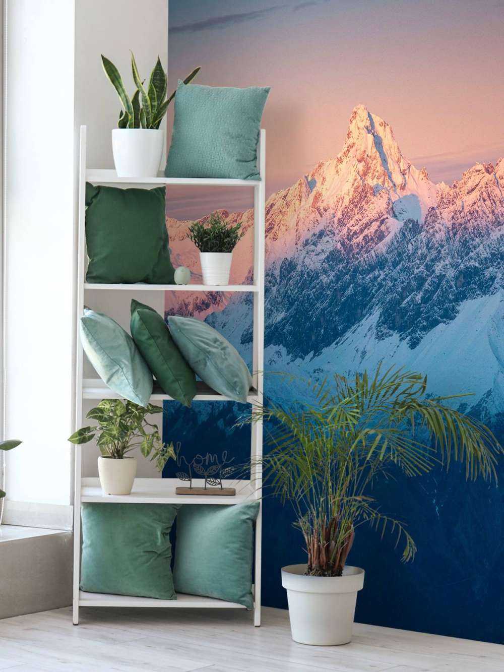 Fotobehang - Avondlicht op besneeuwde bergtop - Fotobehang