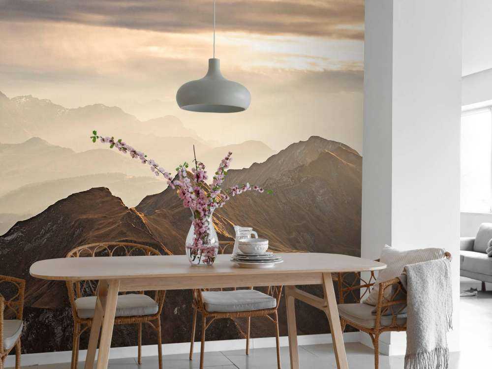 Fotobehang - Gouden gloed over bergkam - Fotobehang