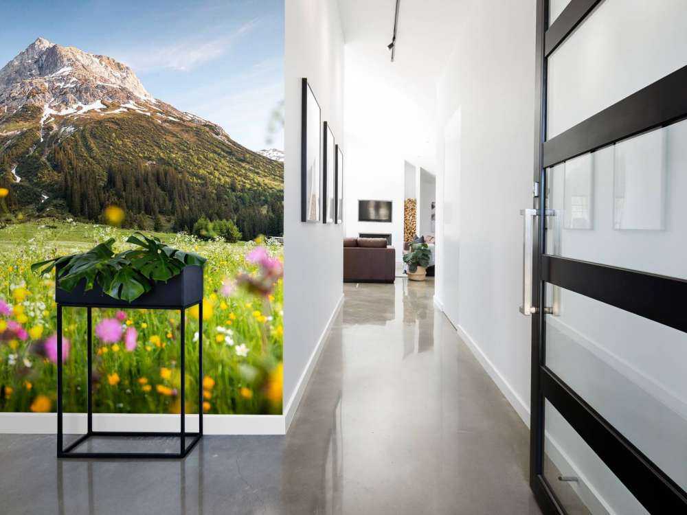 Fotobehang - Bergtop boven bloemenweide - Fotobehang