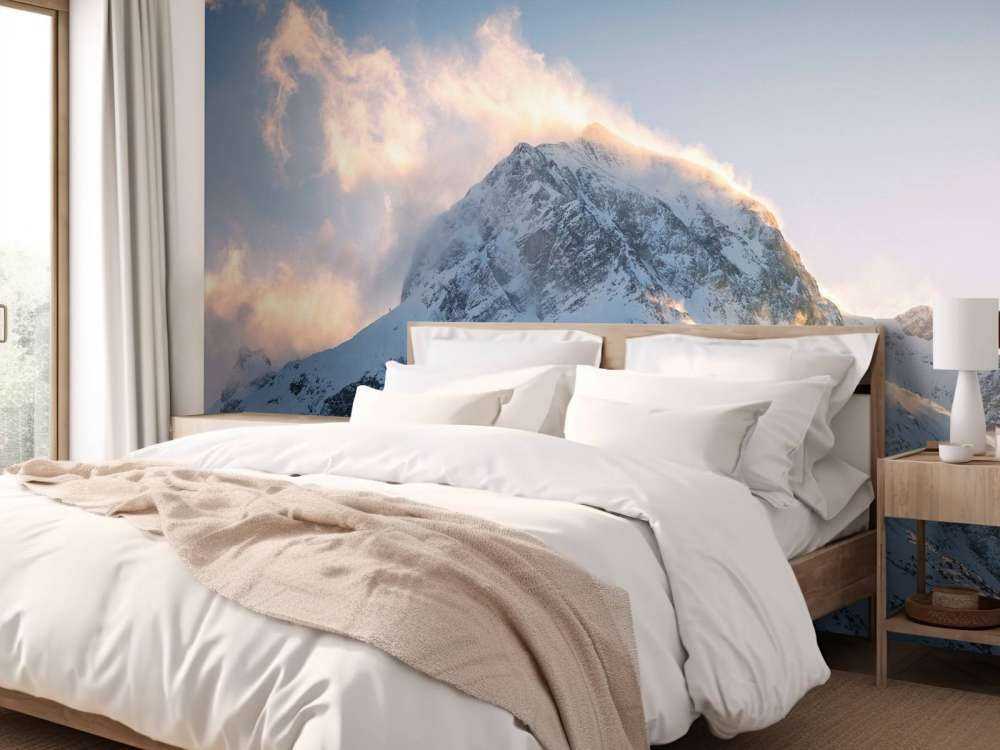 Fotobehang - Bergtop in vurige ochtendgloed - Fotobehang