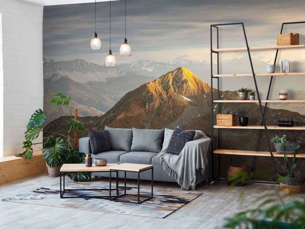 Fotobehang - Gouden zonlicht op bergtop bij zonsopkomst - Fotobehang